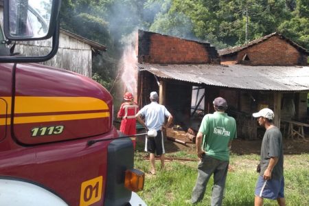 Incêndio destrói 420 varas de fumo em Pitingal - GAZ - Notícias de ...