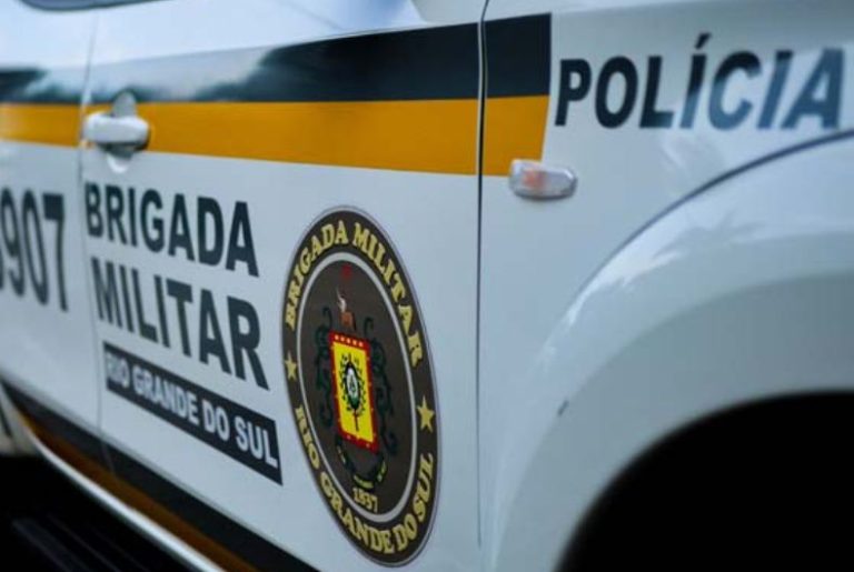 Homem tenta atacar policiais com foice e é preso por furto em Santa Cruz